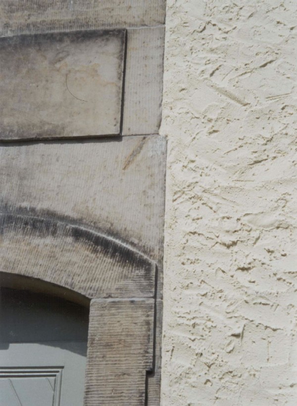 Wichtiges Detail: Der Putzanschluß an den Werkstein